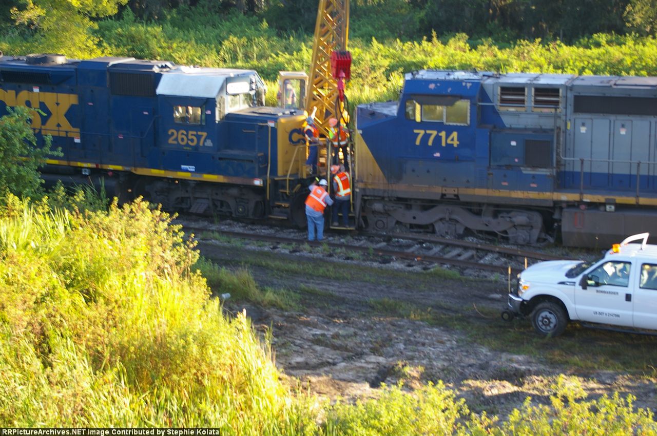 CSX 2657 CSX 7714 HULCHER CRANE TRY TO LIFT CSX 7714
